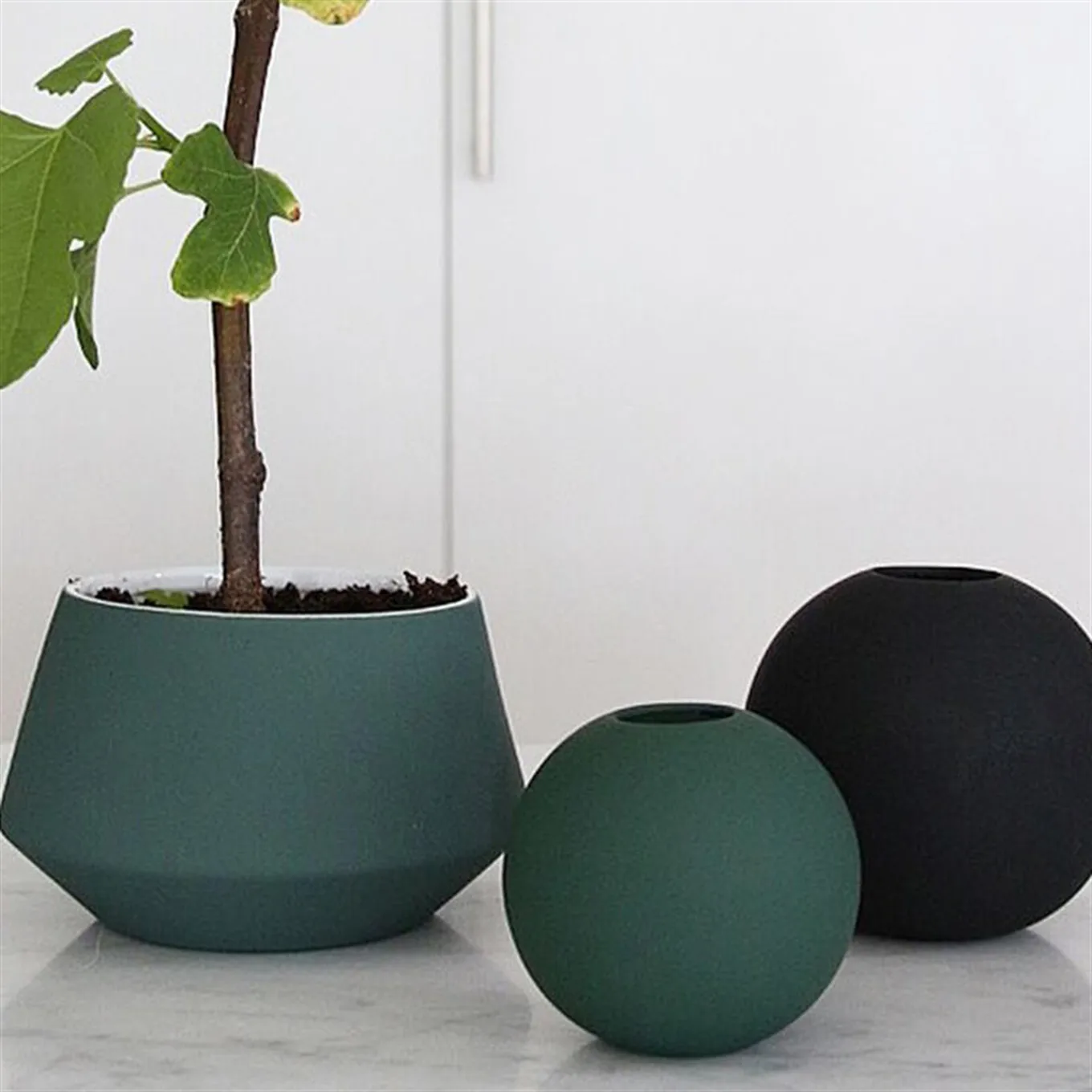 Vase vert foncé Ball de Cooee Design - NordicNest.fr