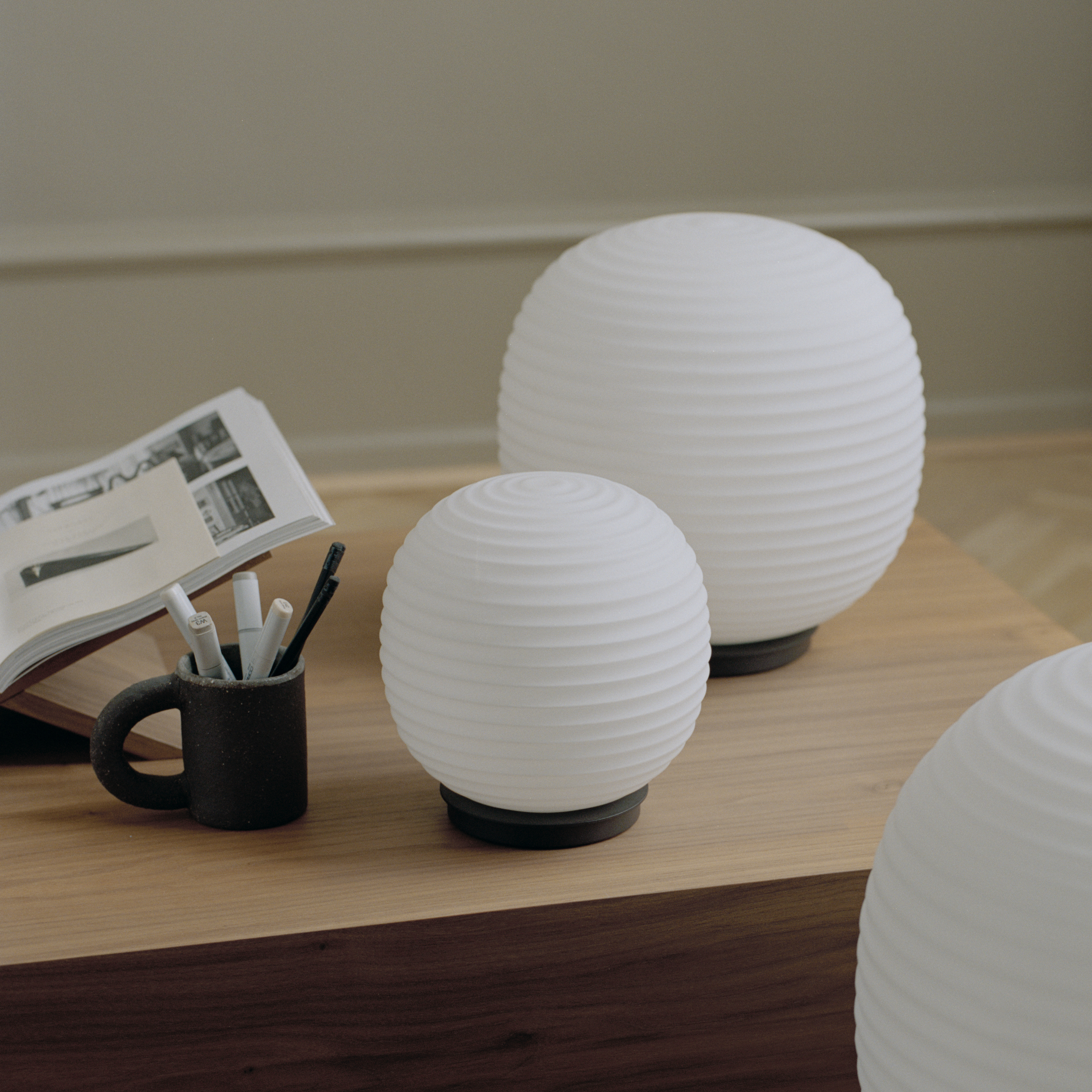 Lampe de table Lantern Globe moyen de New Works NordicNest